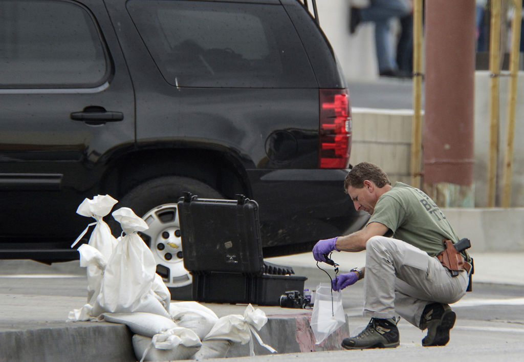 Suspects get away after bizarre bank robbery | News, Sports, Jobs ...